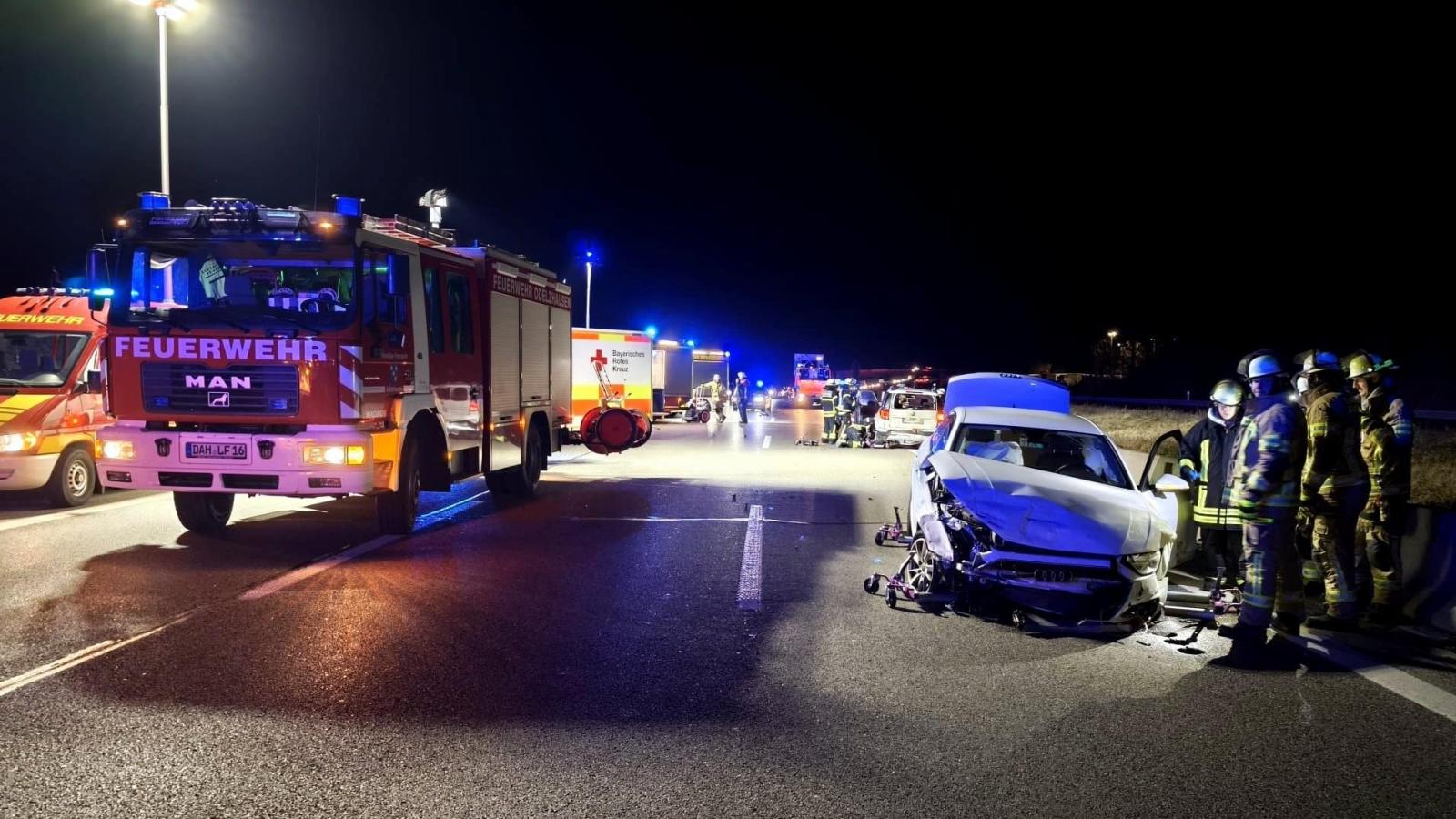 Schwerer Unfall auf der A 8: Mehrere Fahrzeuge kollidieren nahe München - Autobahn gesperrt ...